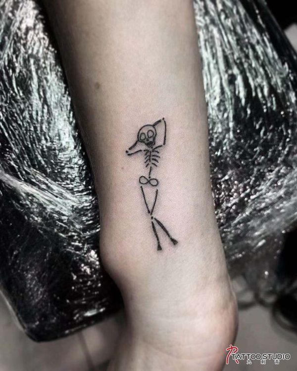 24 Small Skull Tattoos Perfect in 2021 - Small Tattoos & Ideas