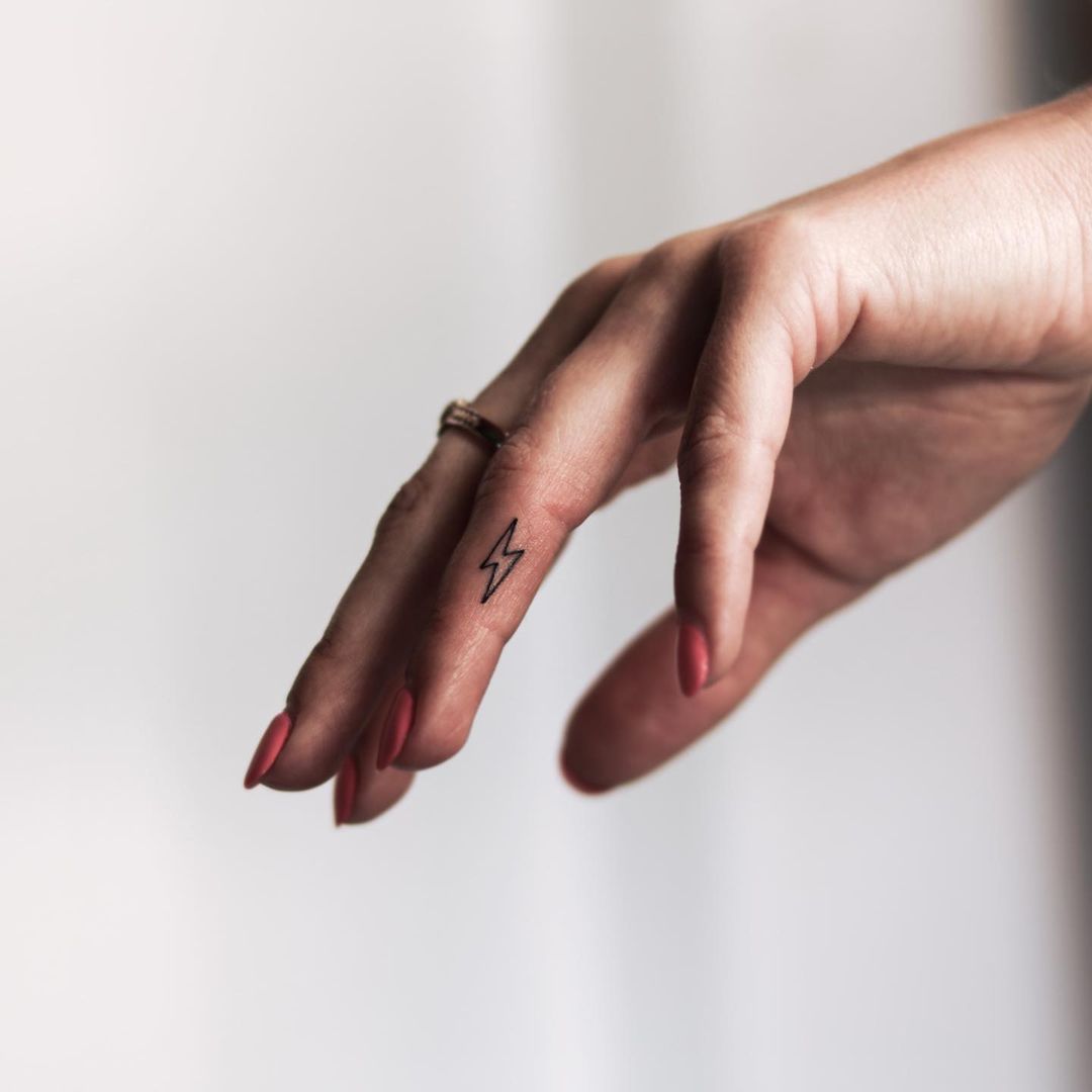 27 Small Finger Tattoos for Minimalists in 2021 - Page 3 of 6 - Small ...